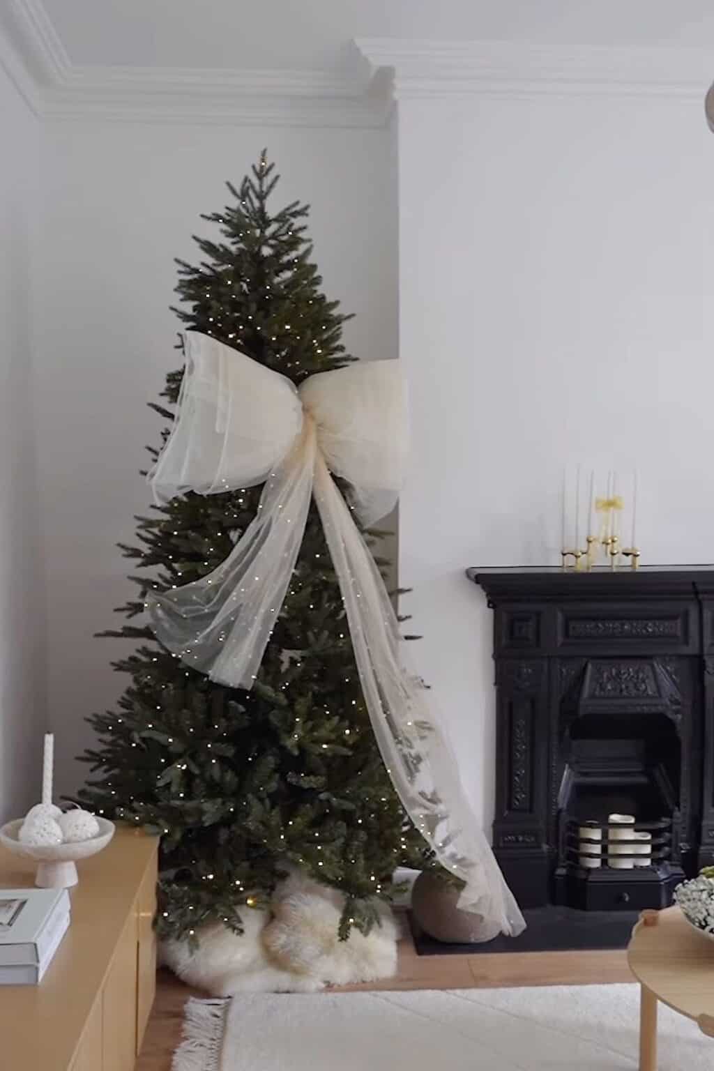 20 Incredibly Charming Bow Christmas Trees | The Olive Branch Nest