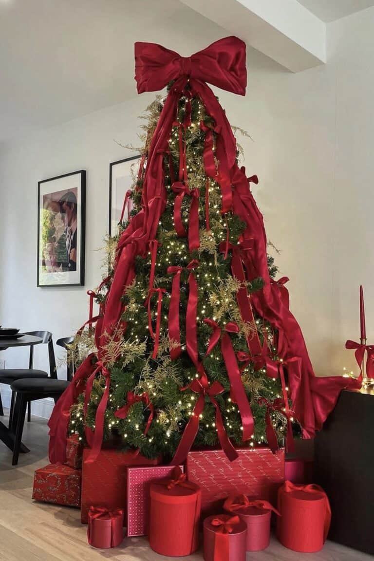 20 Incredibly Charming Bow Christmas Trees | The Olive Branch Nest