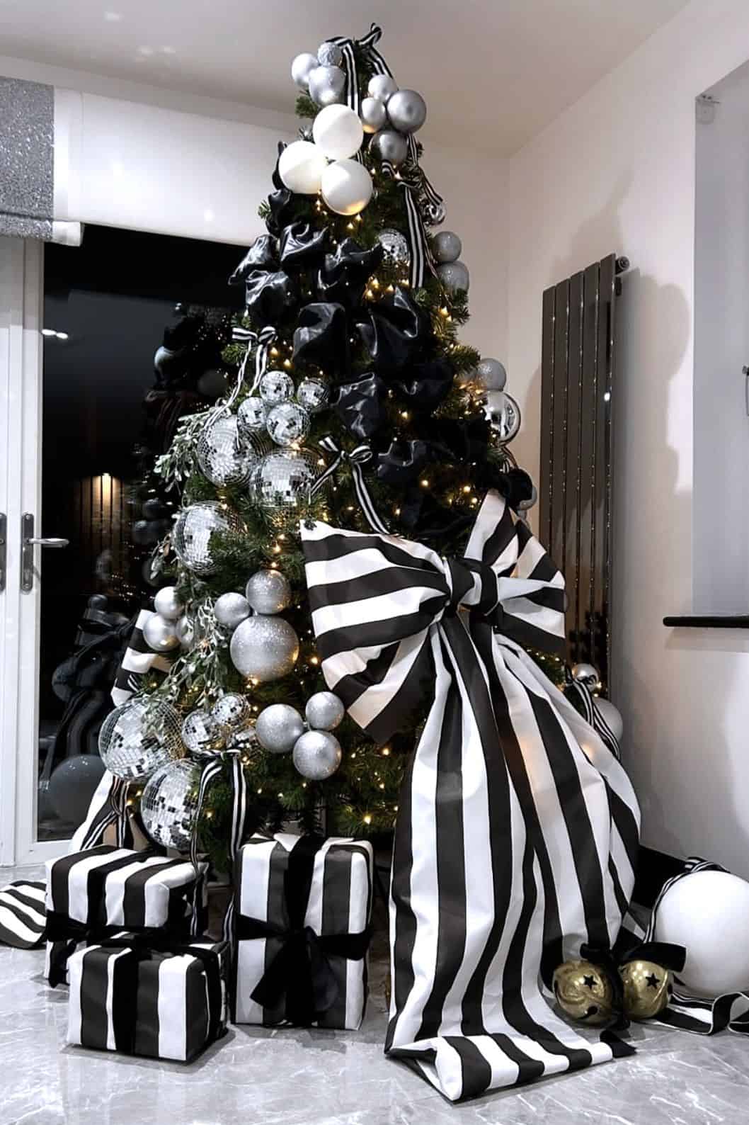 20 Incredibly Charming Bow Christmas Trees | The Olive Branch Nest
