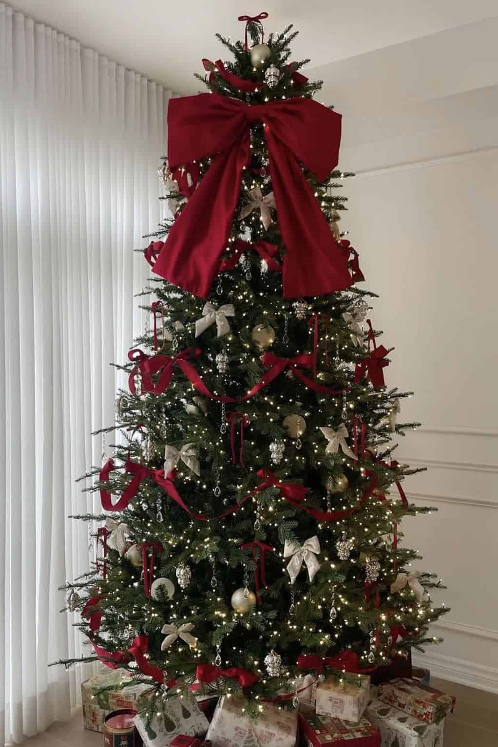 20 Incredibly Charming Bow Christmas Trees | The Olive Branch Nest