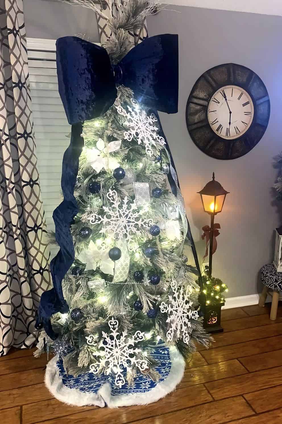20 Incredibly Charming Bow Christmas Trees | The Olive Branch Nest