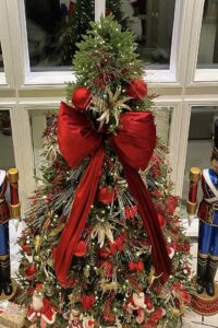20 Incredibly Charming Bow Christmas Trees | The Olive Branch Nest