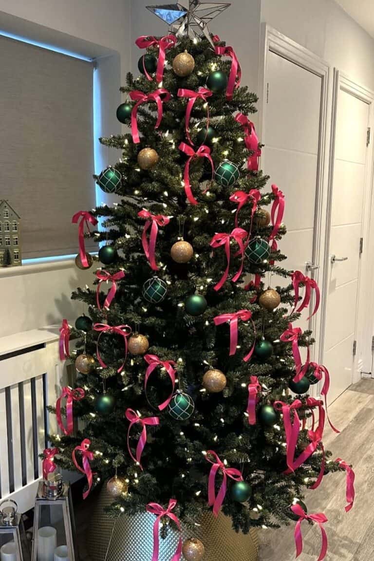 20 Incredibly Charming Bow Christmas Trees | The Olive Branch Nest