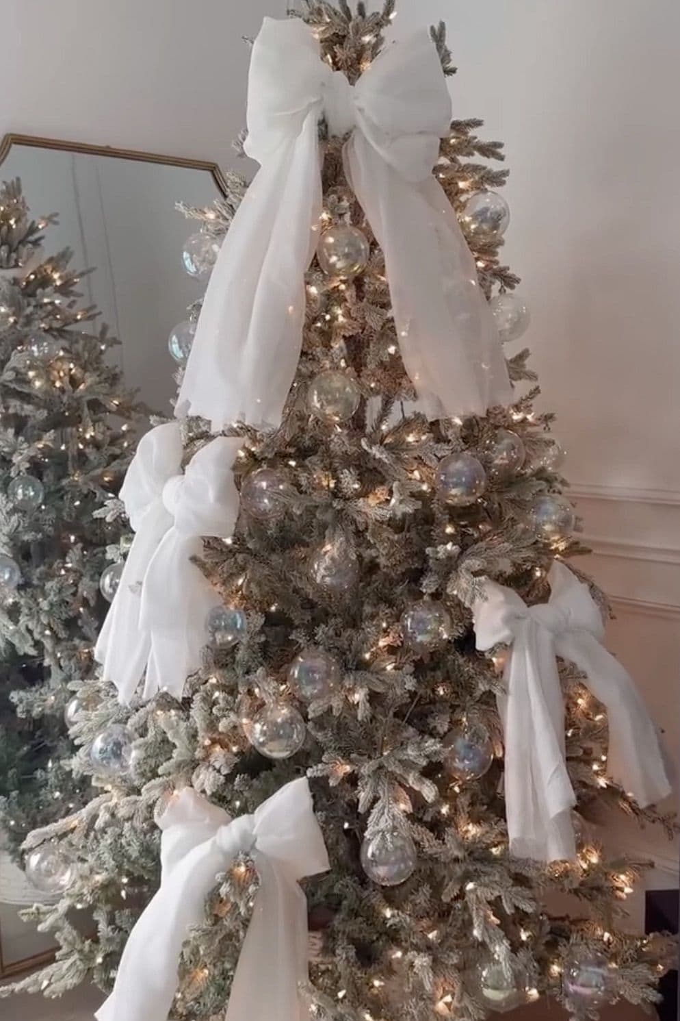 20 Incredibly Charming Bow Christmas Trees | The Olive Branch Nest