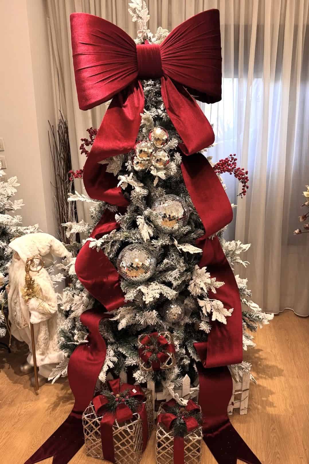 20 Incredibly Charming Bow Christmas Trees | The Olive Branch Nest