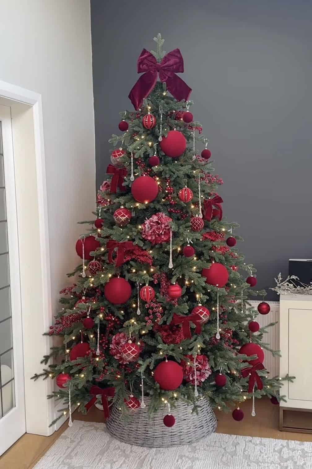 20 Incredibly Charming Bow Christmas Trees | The Olive Branch Nest
